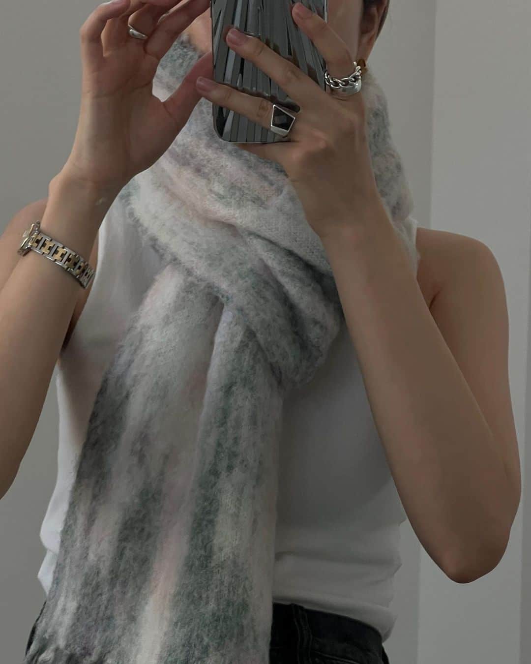 中村真里さんのインスタグラム写真 - (中村真里Instagram)「⁡ 明日から23FWが立ち上がりﾏｽ😆！ 私は福岡VIORO店にてお待ちしております〜🌷 ⁡ モヘヤと羊毛の糸でふんわふわ ...