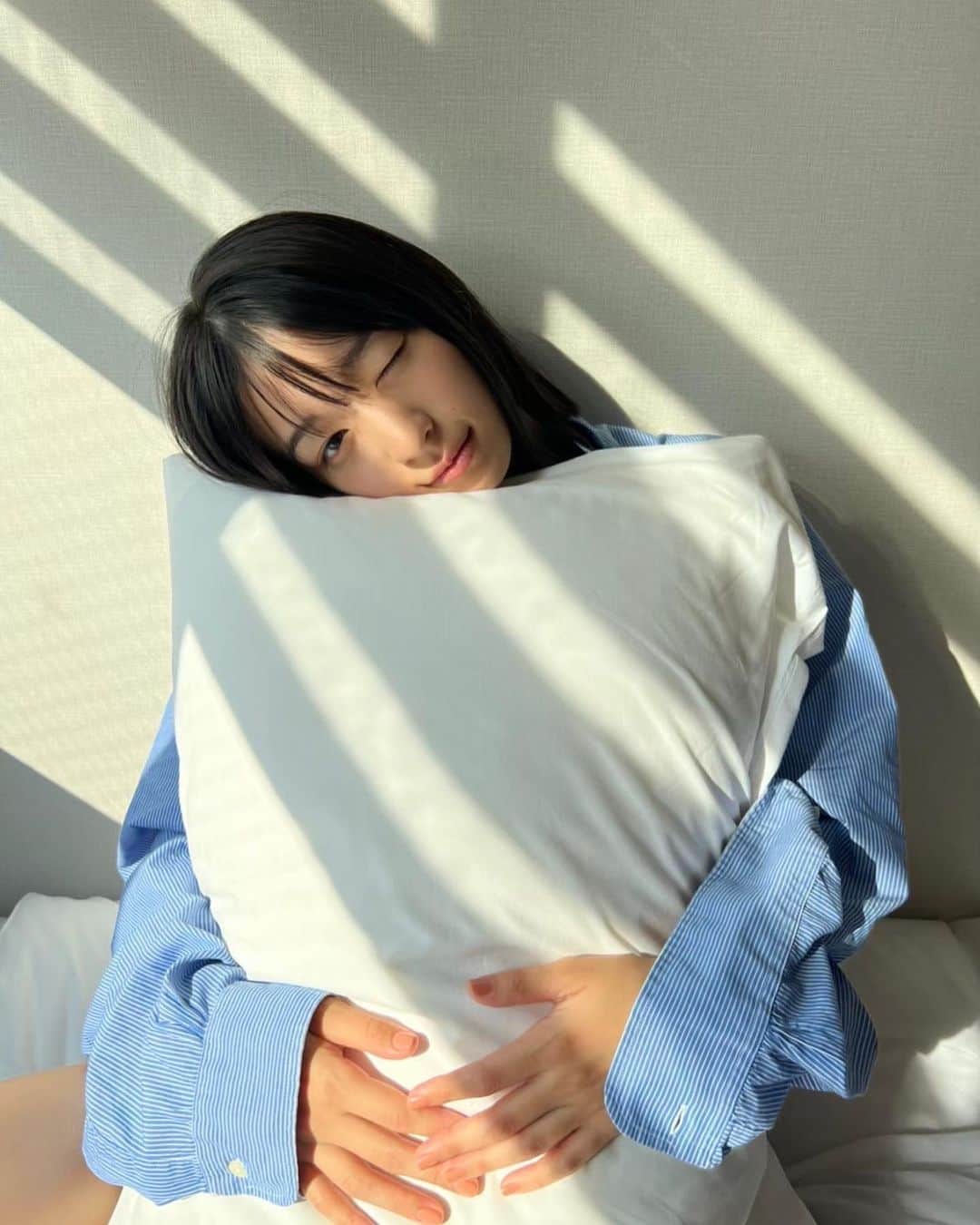 鳴海唯さんのインスタグラム写真 - (鳴海唯Instagram)「#鳴海唯1st写真集 『Sugarless』発売まであと1日〜！！！💫 ということで、、 明日、写真集の発売を記念して ...