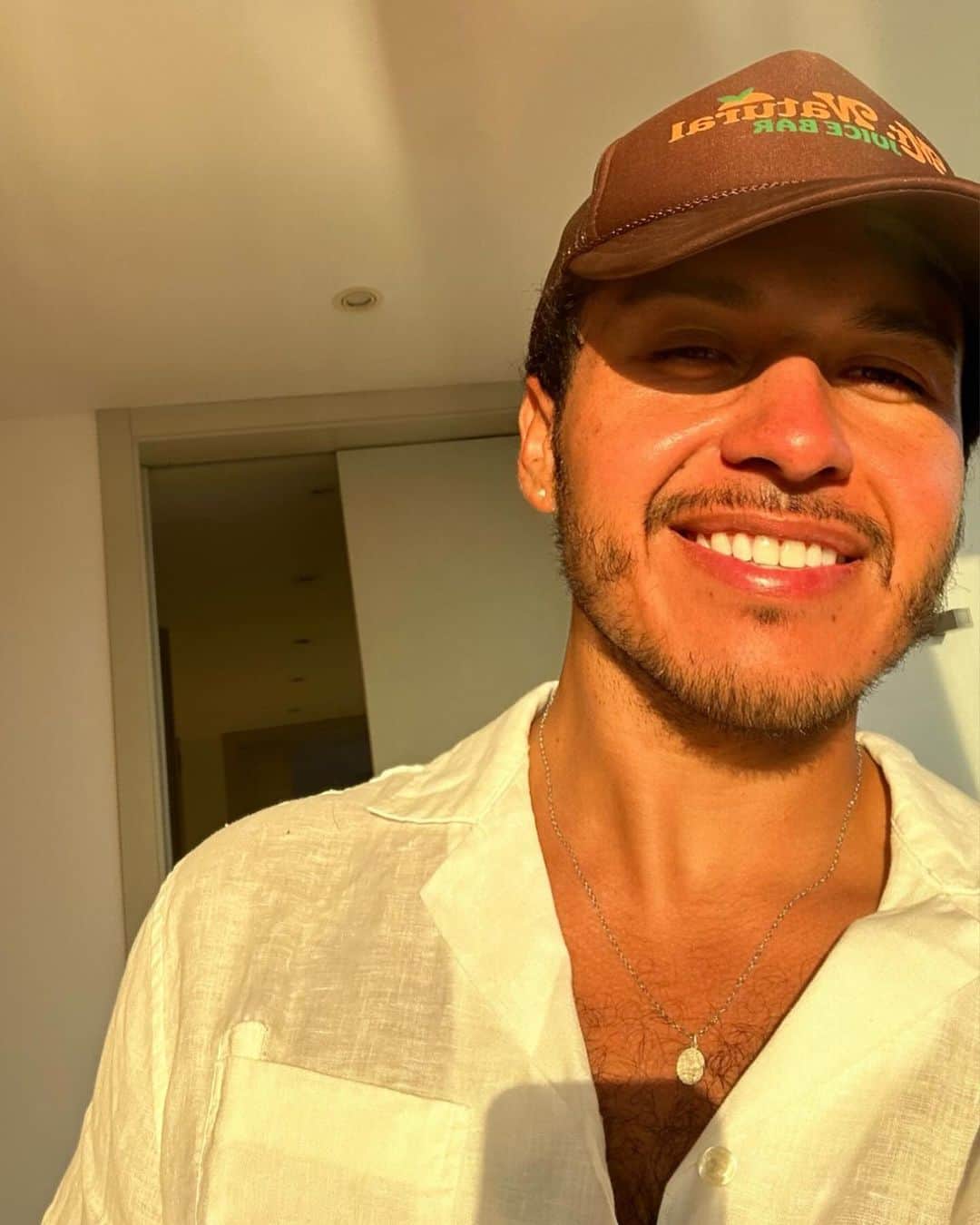 Bryant Eslavaさんのインスタグラム写真 - (Bryant EslavaInstagram)「serious or smiling ...
