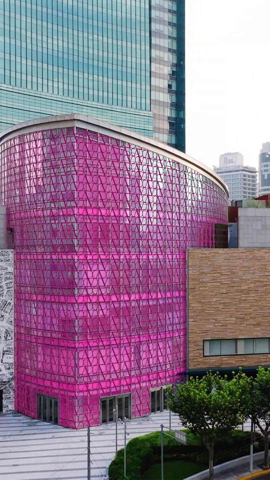 Valentinoさんのインスタグラム動画 - (ValentinoInstagram)「An immersive experience ...