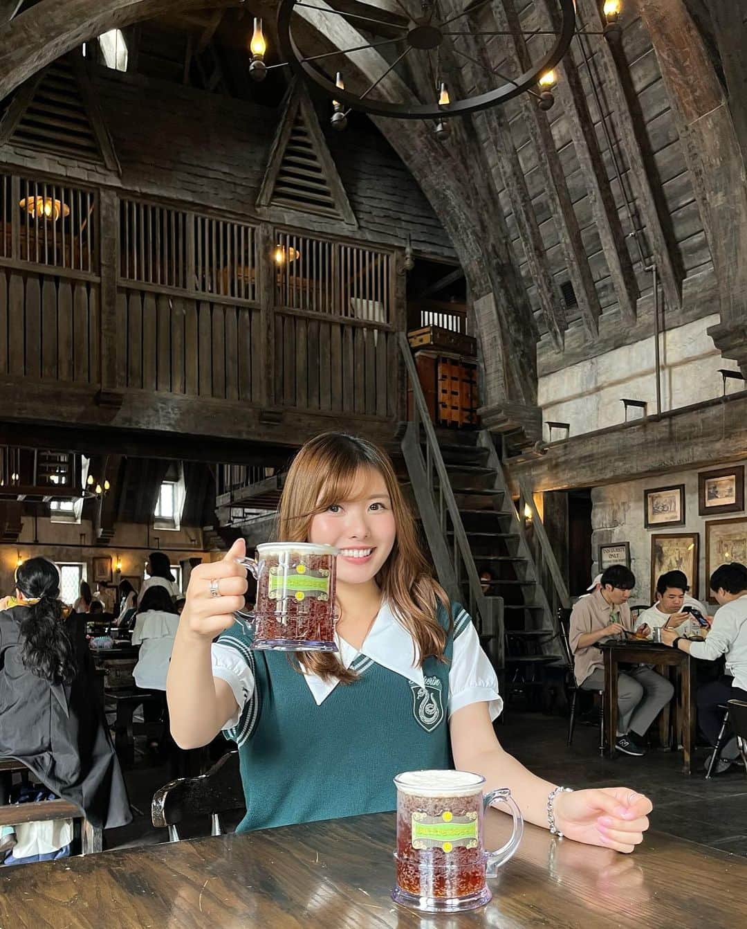 YOUKORINさんのインスタグラム写真 - (YOUKORINInstagram)「三本の箒でバタービール🍻 スリザリンっぽくない スリザリン生🧙‍♂️ #ユニバーサルスタジオジャパン ...