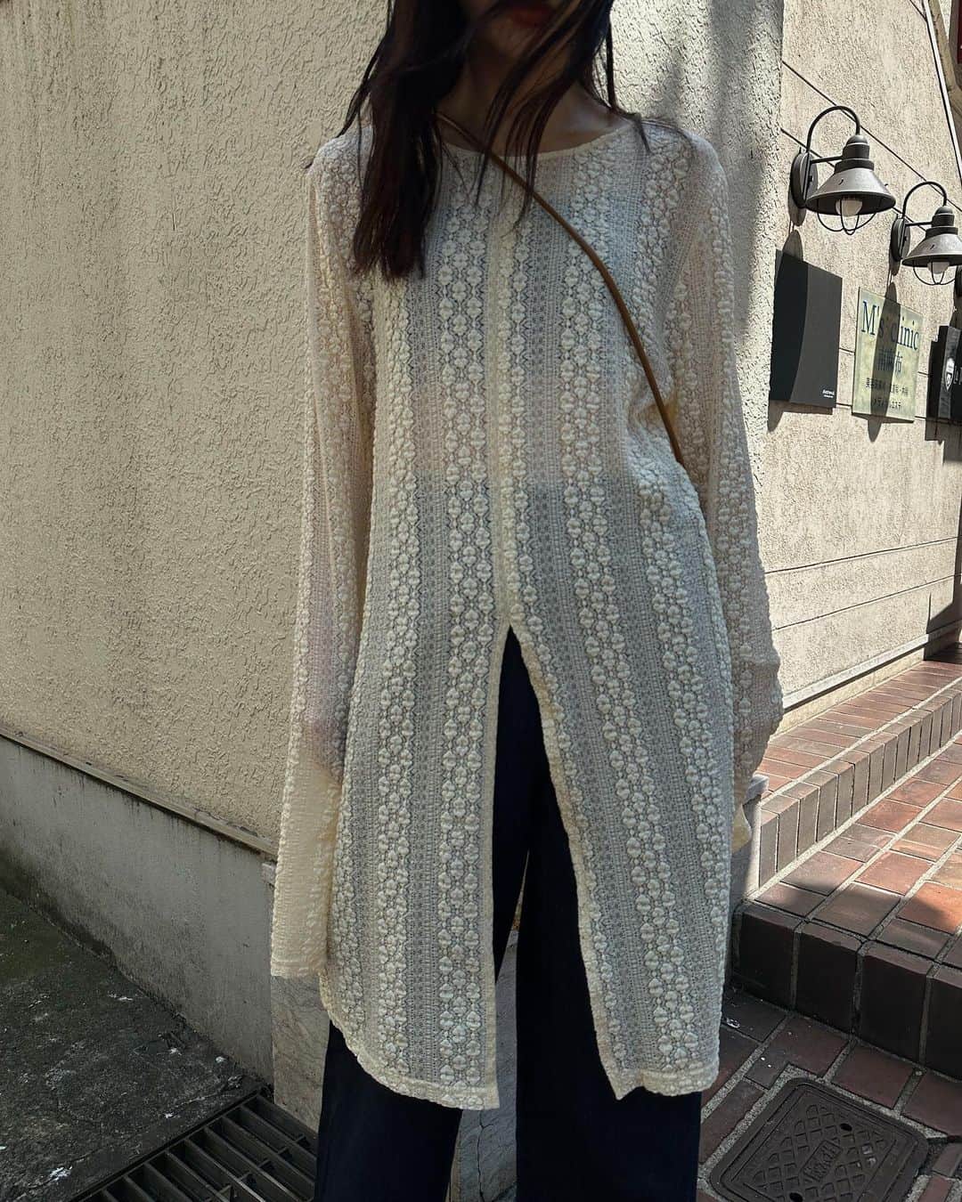 黒石奈央子さんのインスタグラム写真 - (黒石奈央子Instagram)「ノビーるカットソーレース。 フロントスリットでパンツとあわせてユルズルに。 top 8/8 . . @ameri ...