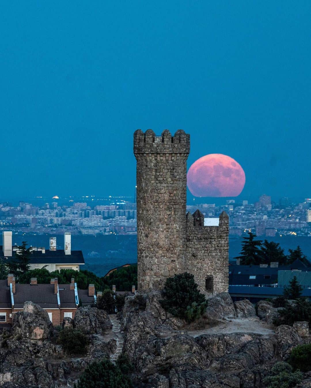 ニューヨーク・タイムズさんのインスタグラム写真 - (ニューヨーク・タイムズInstagram)「The second supermoon ...