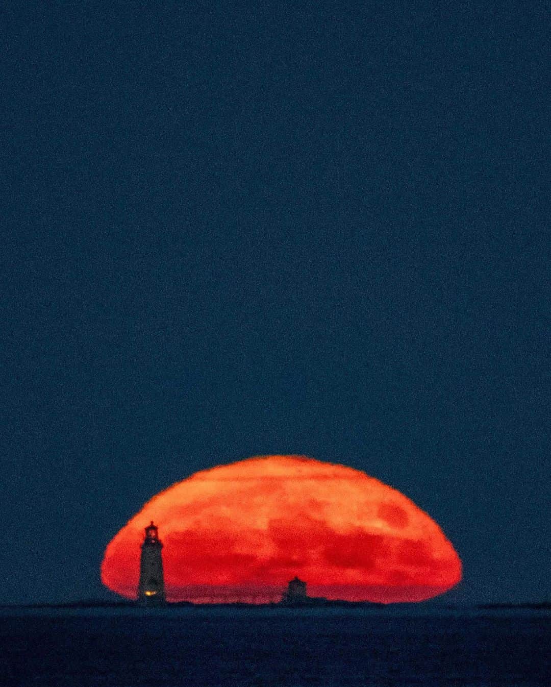 ニューヨーク・タイムズさんのインスタグラム写真 - (ニューヨーク・タイムズInstagram)「The second supermoon ...