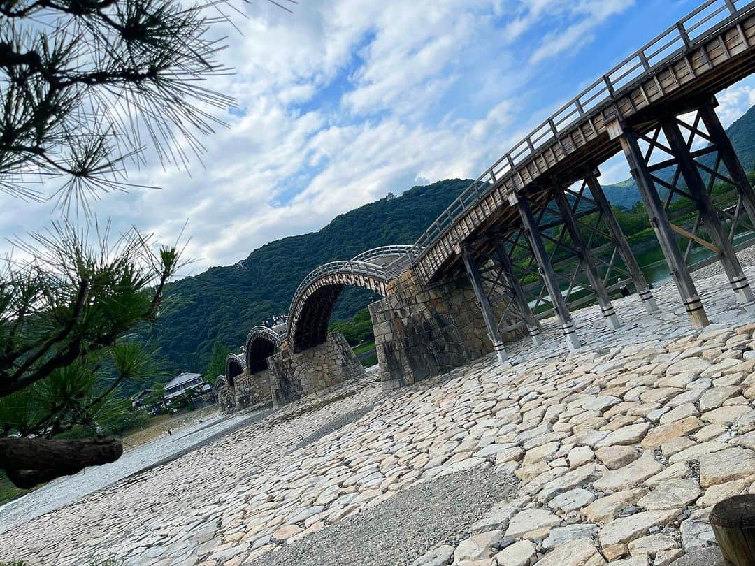 馬場典子さんのインスタグラム写真 - (馬場典子Instagram)「過日、初めての#錦帯橋 とにかく暑かった… 渡った先でソフトクリームが大 ...