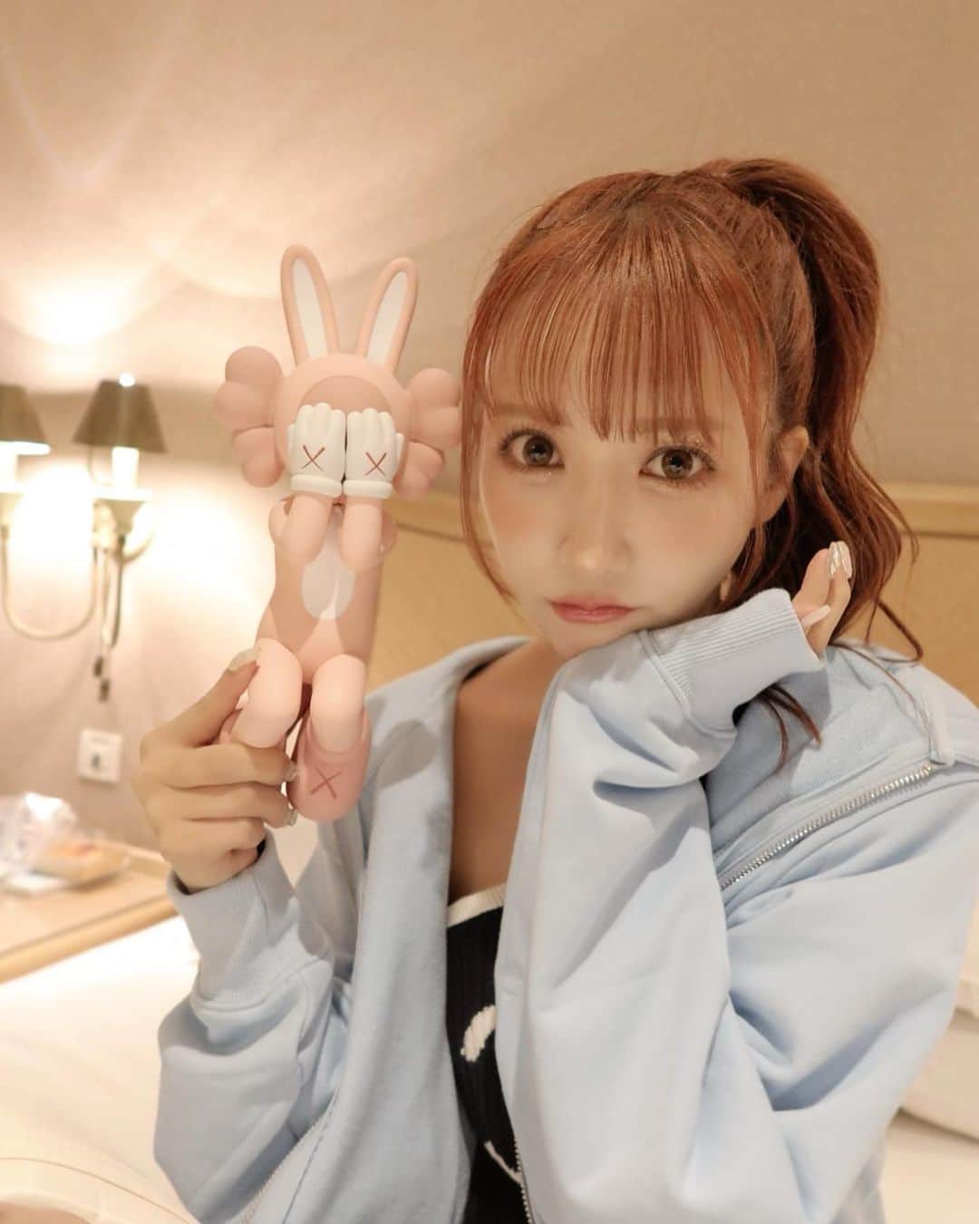 三上悠亜さんのインスタグラム写真 - (三上悠亜Instagram)「🩷🩵 @kaws @arr.allrightsreserved @ddtstore #KAWS #KAWSHOLIDAY ...