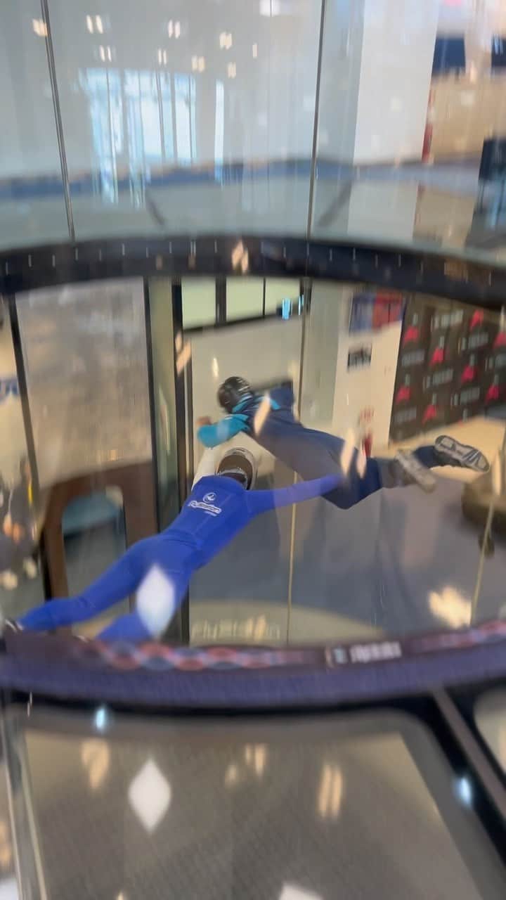 FlyStation JAPANさんのインスタグラム動画 - (FlyStation JAPANInstagram)「2Fから眺めるフライトはちょっと特別感 タクシーフライ中の人と目が合うと ...