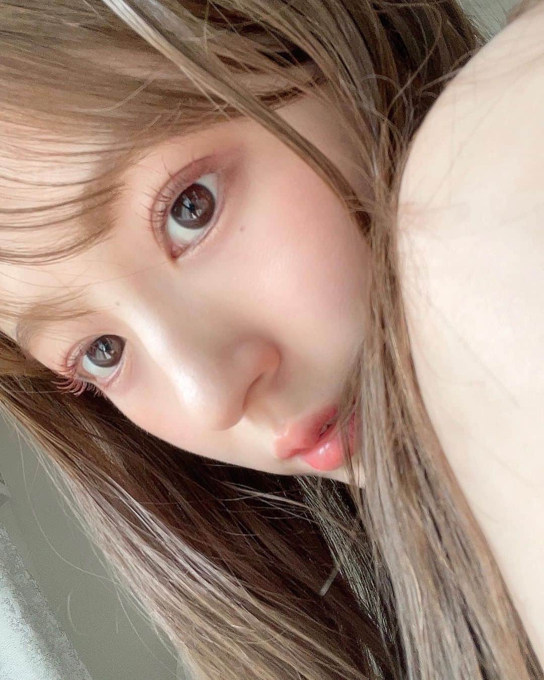 黒田莉来さんのインスタグラム写真 - (黒田莉来Instagram)「垢抜けメイク紹介♡ デジャヴュ「塗るつけまつげ」 自まつげ際立てタイプの限定色🧁 "ピンクカヌレ"を使ってメイクしてみまし ...