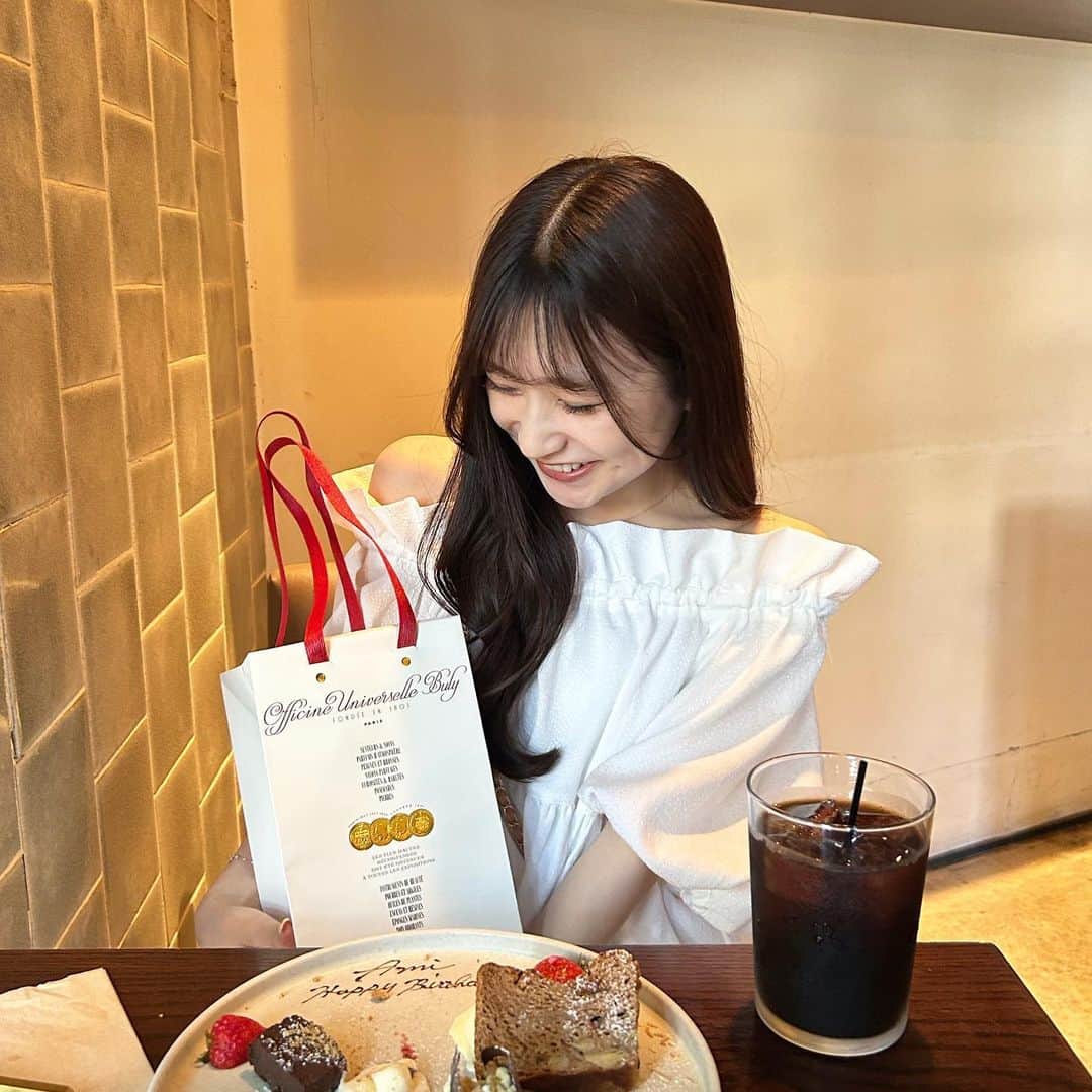 あみさんのインスタグラム写真 - (あみInstagram)「︴𝑐𝑜𝑐𝑖 𝑙𝑢𝑛𝑐ℎ , 𝑡𝑜𝑘𝑦𝑜 𝑒𝑏𝑖𝑠𝑢 友達が誕生日お祝いしてくれた( ; ; )🤍 ほんと嬉しい ... ,, 素敵 ...