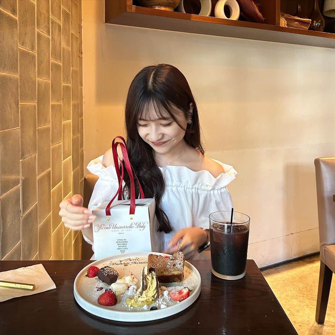 あみさんのインスタグラム写真 - (あみInstagram)「︴𝑐𝑜𝑐𝑖 𝑙𝑢𝑛𝑐ℎ , 𝑡𝑜𝑘𝑦𝑜 𝑒𝑏𝑖𝑠𝑢 友達が誕生日お祝いしてくれた( ; ; )🤍 ほんと嬉しい ... ,, 素敵 ...