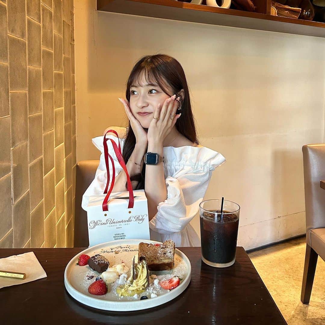 あみさんのインスタグラム写真 - (あみInstagram)「︴𝑐𝑜𝑐𝑖 𝑙𝑢𝑛𝑐ℎ , 𝑡𝑜𝑘𝑦𝑜 𝑒𝑏𝑖𝑠𝑢 友達が誕生日お祝いしてくれた( ; ; )🤍 ほんと嬉しい ... ,, 素敵 ...