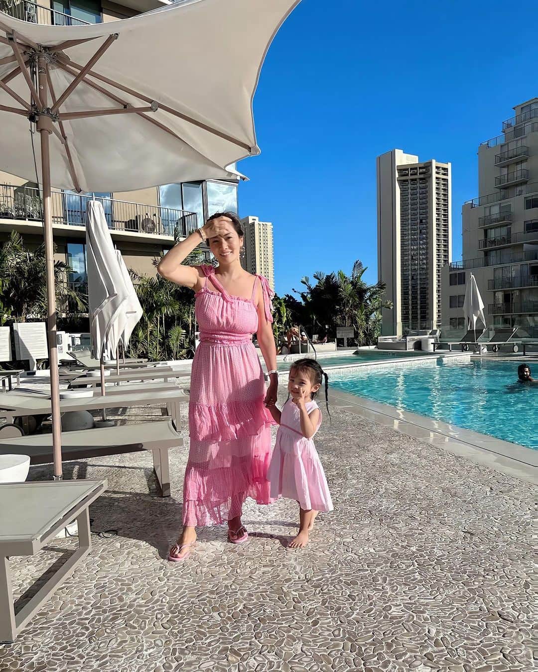 福王寺彩野さんのインスタグラム写真 - (福王寺彩野Instagram)「娘と毎日リンクコーデ🫶🩷🧡💜 今日はやっと @toiro__toiro の水着着れた💖 （私のハミ肉は見なかったことに ...