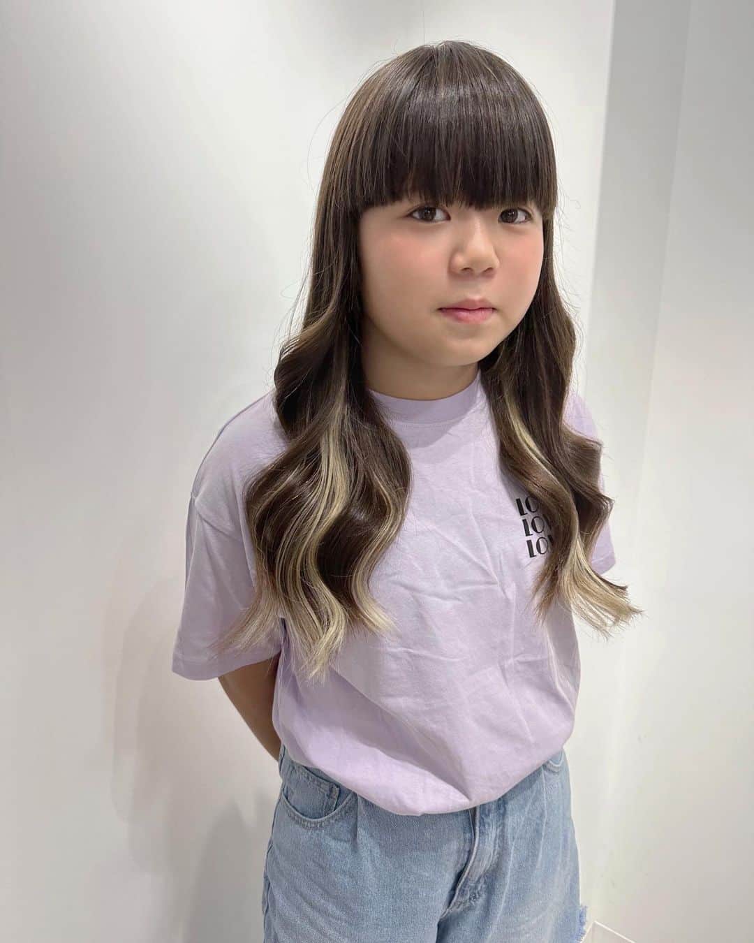 おかんとむすめさんのインスタグラム写真 - (おかんとむすめInstagram)「. 夏休み限定ヘアー💇🏼‍♀️ ねぇね憧れのギャル🌺 🌺 ...