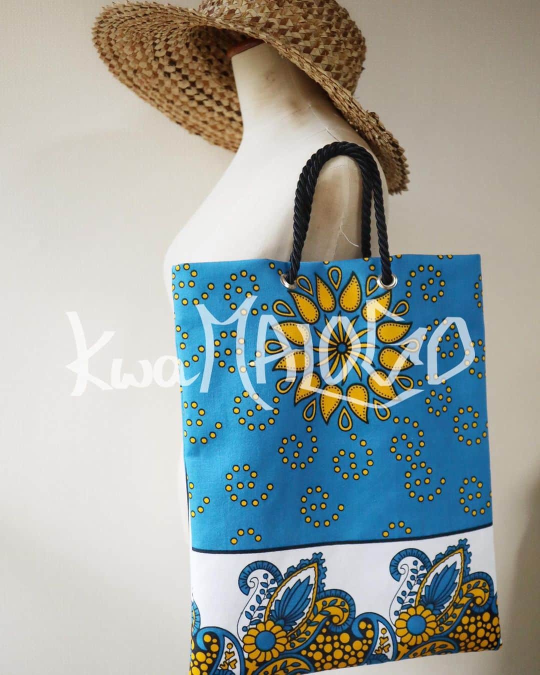 kwa MALOGOさんのインスタグラム写真 - (kwa MALOGOInstagram)「【カンガ布特大サイズ】 . 普段使いのカバンと 御宅のインテリアのカバーを 1枚のカンガ布で⭐︎ ...