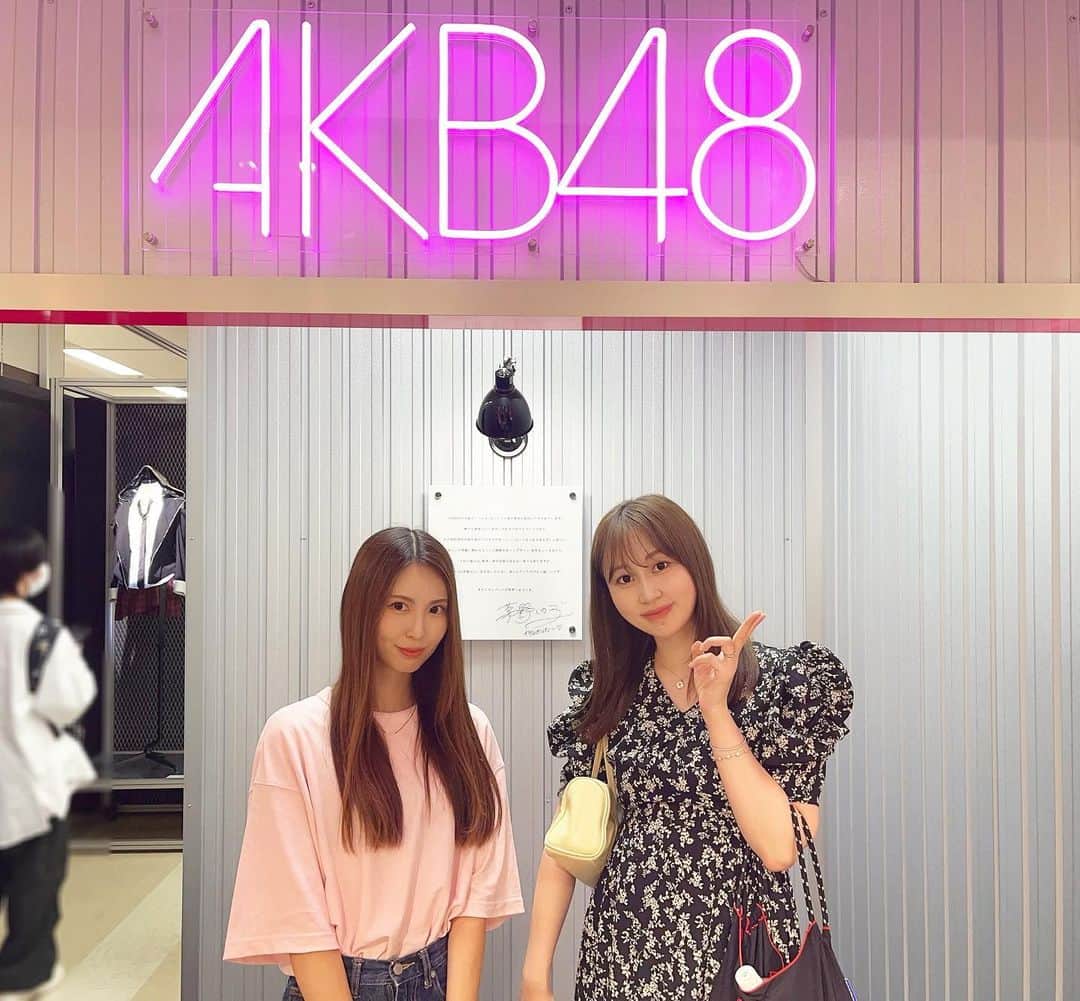 菊地あやかさんのインスタグラム写真 - (菊地あやかInstagram)「. ⋆⸜ AKB48大衣装展⸝.⋆ 歴史詰まった展示会👸🏻🏹🤍 グループとメンバーへの愛情が伝わる衣装。 いつ見ても ...