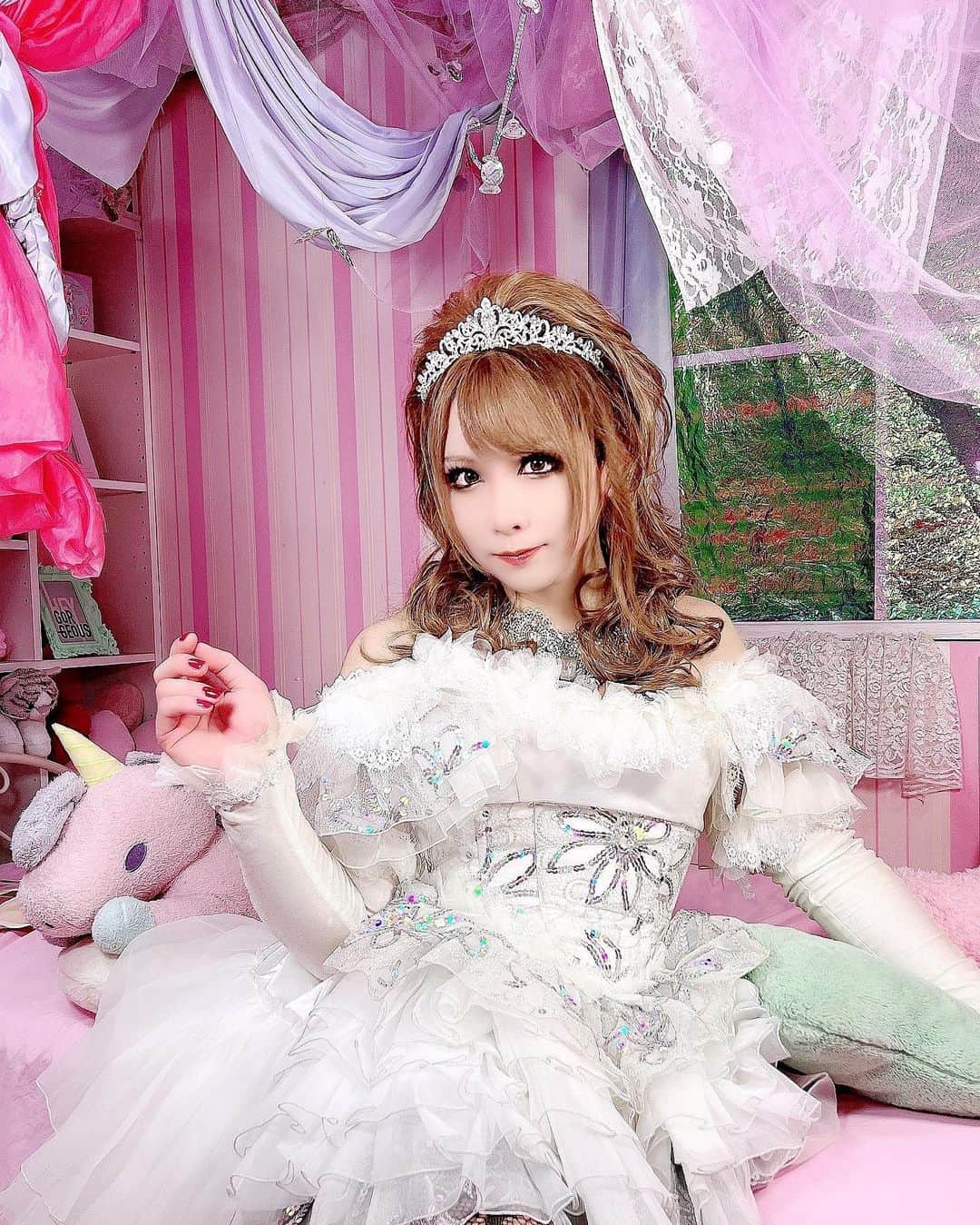 HIZAKIさんのインスタグラム写真 - (HIZAKIInstagram)「🌹🌹🌹 #HIZAKI 撮影でした〜」8月5日 1時16分 - hizaki_official