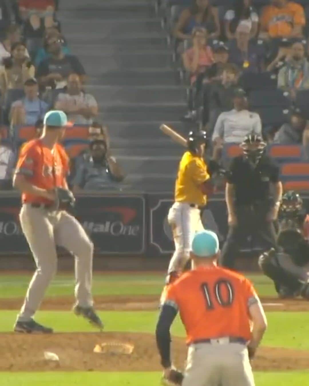 MLBさんのインスタグラム動画 - (MLBInstagram)「You’ve heard of a switch-hitter, but ...