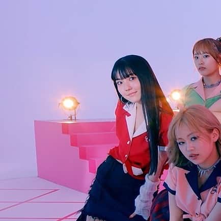 iScreamさんのインスタグラム写真 - (iScreamInstagram)「#𝗚𝗶𝗿𝗹𝘀𝟮 × #𝗶𝗦𝗰𝗿𝗲𝗮𝗺 「𝗥𝗼𝗰𝗸 𝗦𝘁𝗲𝗮𝗱𝘆」𝗠𝗩⛸️ #ガルサケ @girls2 ...