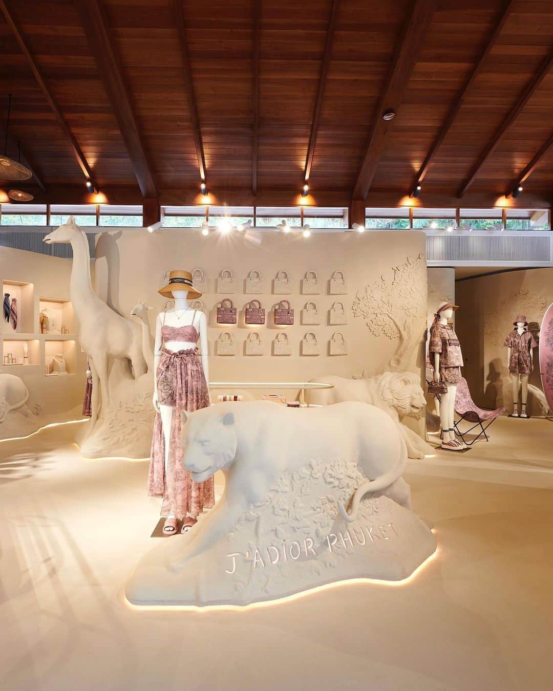 クリスチャンディオールさんのインスタグラム写真 - (クリスチャンディオールInstagram)「Indulge in a chromatic ...