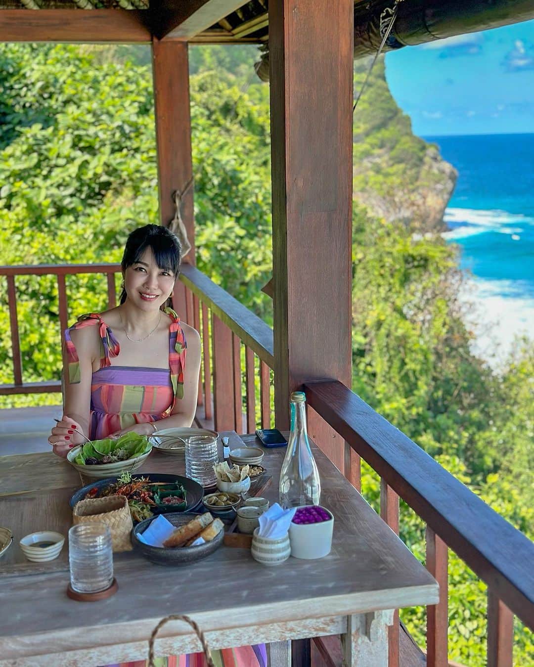 國分晴奈さんのインスタグラム写真 - (國分晴奈Instagram)「 ︎ ブルガリ リゾート バリでのランチは 海と緑に囲まれた素敵なレストランで🍽️ 窓もなく波の音だけが聞こえる オープン ...