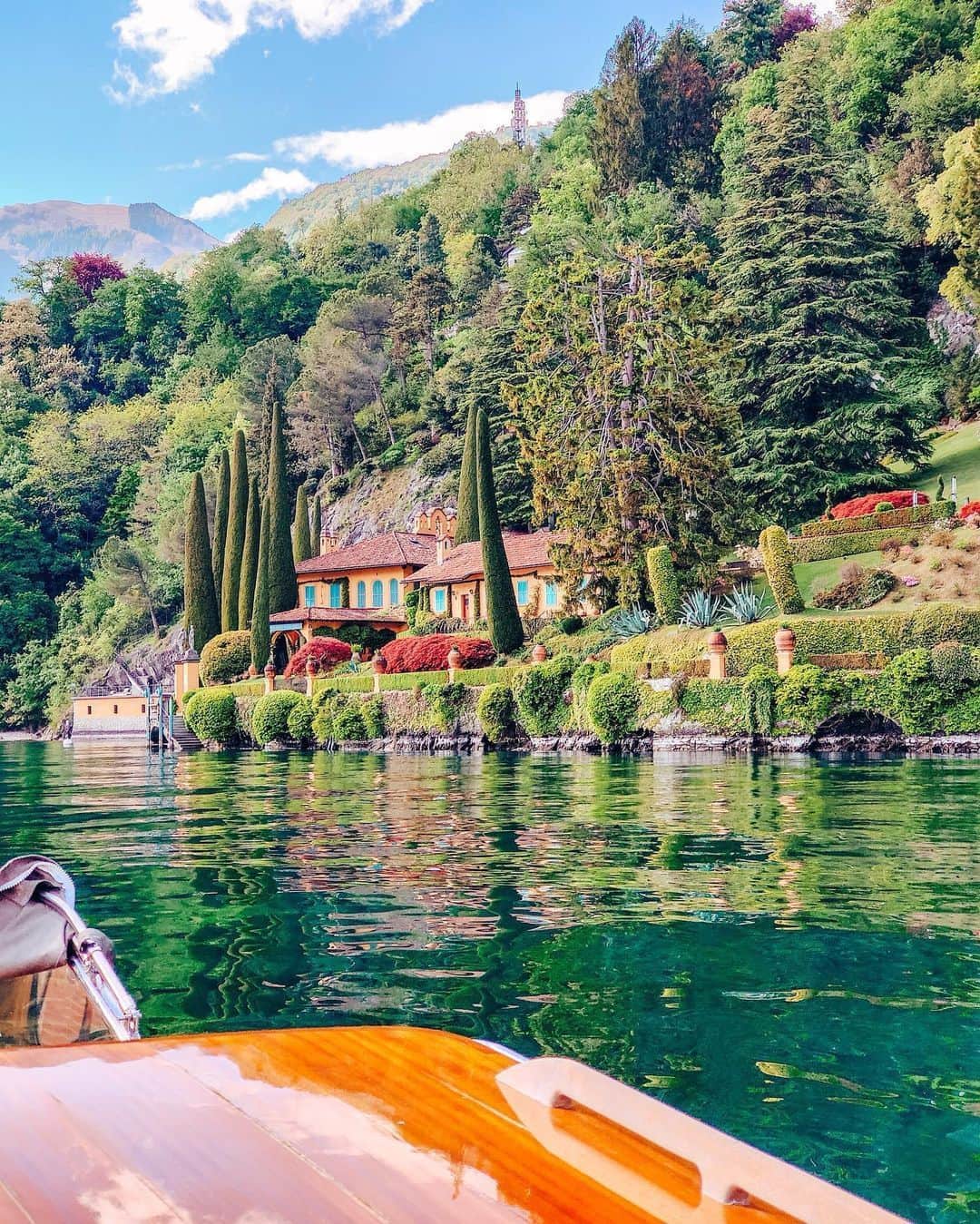 9GAGさんのインスタグラム写真 - (9GAGInstagram)「@ someone you'd visit Lake Como with ...