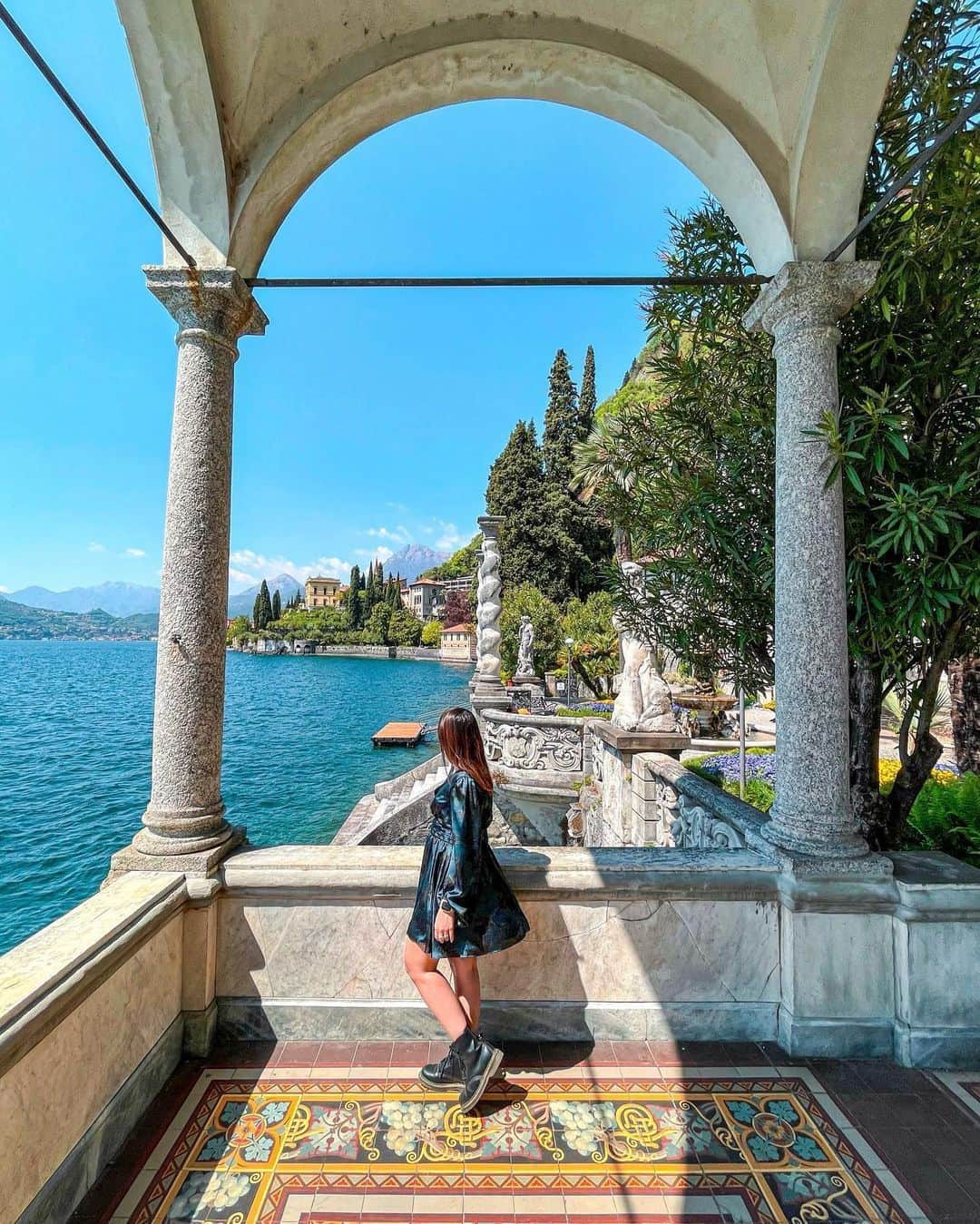 9GAGさんのインスタグラム写真 - (9GAGInstagram)「@ someone you'd visit Lake Como with ...