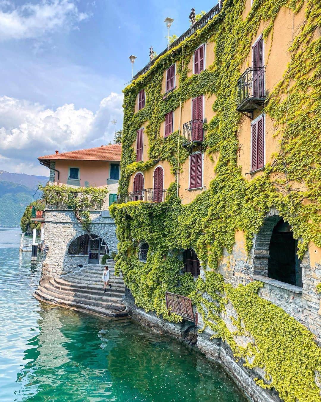 9GAGさんのインスタグラム写真 - (9GAGInstagram)「@ someone you'd visit Lake Como with ...