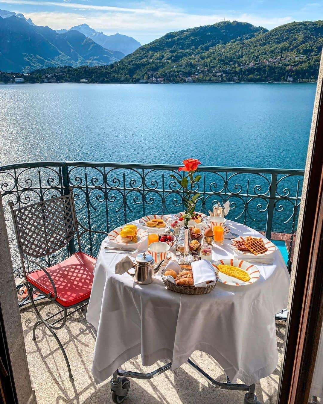 9GAGさんのインスタグラム写真 - (9GAGInstagram)「@ someone you'd visit Lake Como with ...