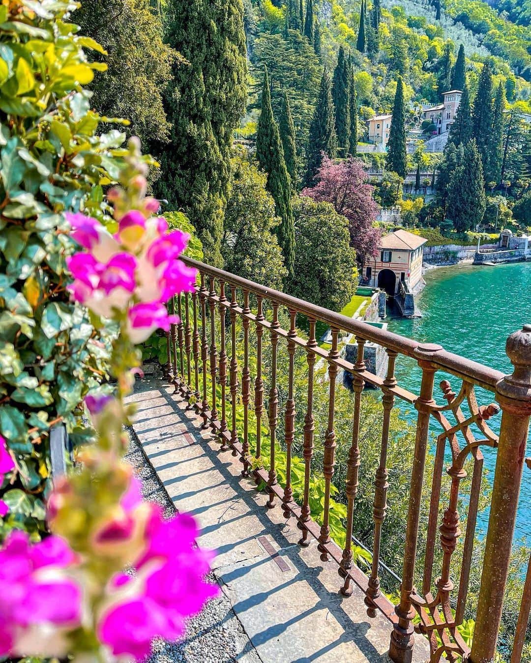 9GAGさんのインスタグラム写真 - (9GAGInstagram)「@ someone you'd visit Lake Como with ...