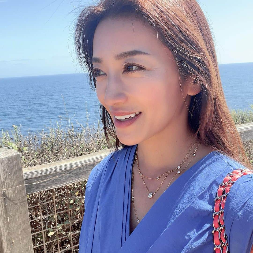 松藤あつこさんのインスタグラム写真 - (松藤あつこInstagram)「@pluster.jp 💎 のロングネックレス そのままでも、ロングヘアに馴染むし、洋服のアクセントになる♡ 二重にし ...