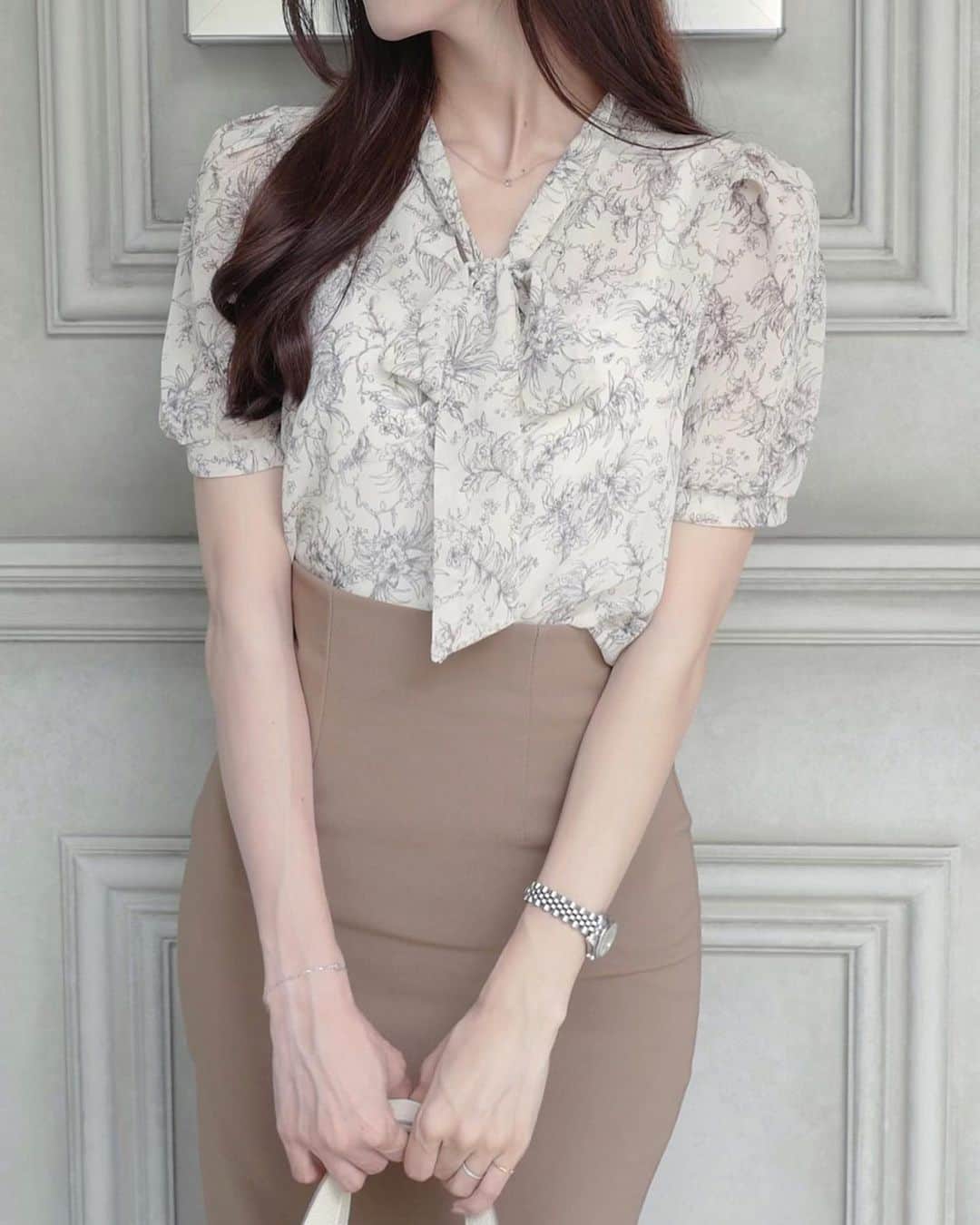 DHOLICさんのインスタグラム写真 - (DHOLICInstagram)「【Director by DHOLIC】最旬ブラウスを厳選💭 今インフルエンサー達が注目のBLOUSEは…? 👀🌻 ...