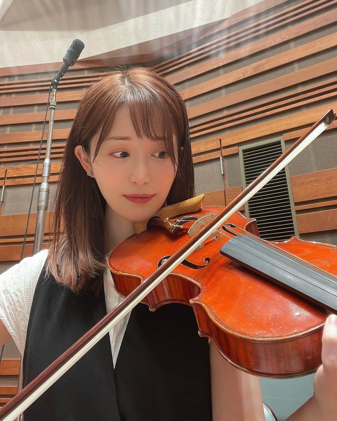 岡部磨知さんのインスタグラム写真 - (岡部磨知Instagram)「🎻🤍 #recording #violin #musician ...