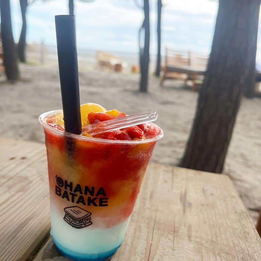 池山智瑛さんのインスタグラム写真 - (池山智瑛Instagram)「. OHANA BATAKEのサンドイッチの肉のボリュームすごかった！ドリンクも可愛い〜🥪🌼 海眺めながらソファー席で ...