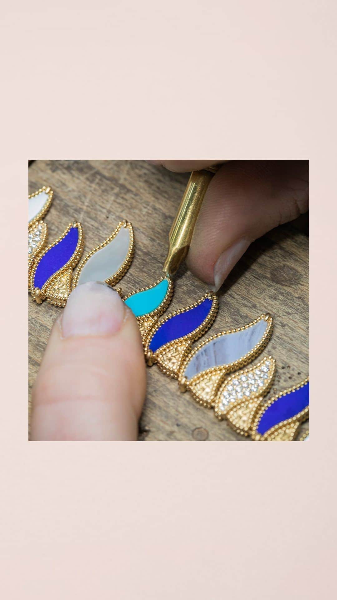 ヴァンクリーフ&アーペルさんのインスタグラム動画 - (ヴァンクリーフ&アーペルInstagram)「Discover the savoir ...