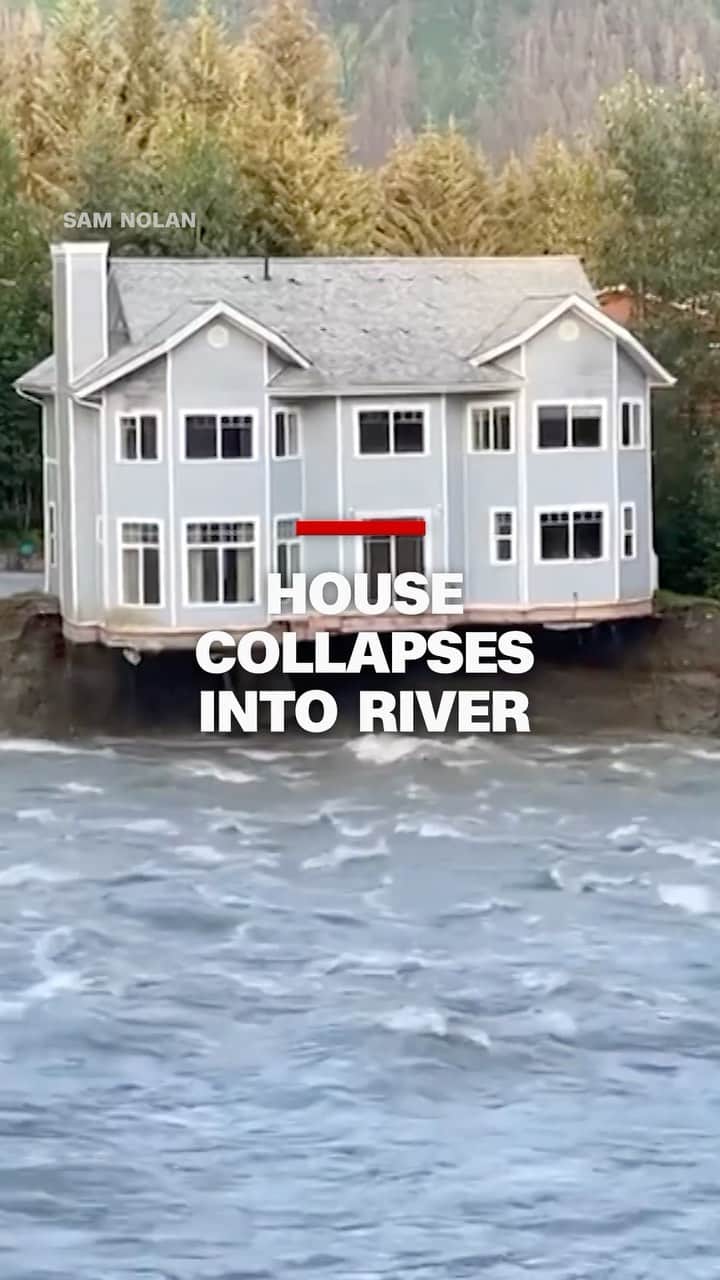 CNNさんのインスタグラム動画 - (CNNInstagram)「A house collapsed and fell into a ...