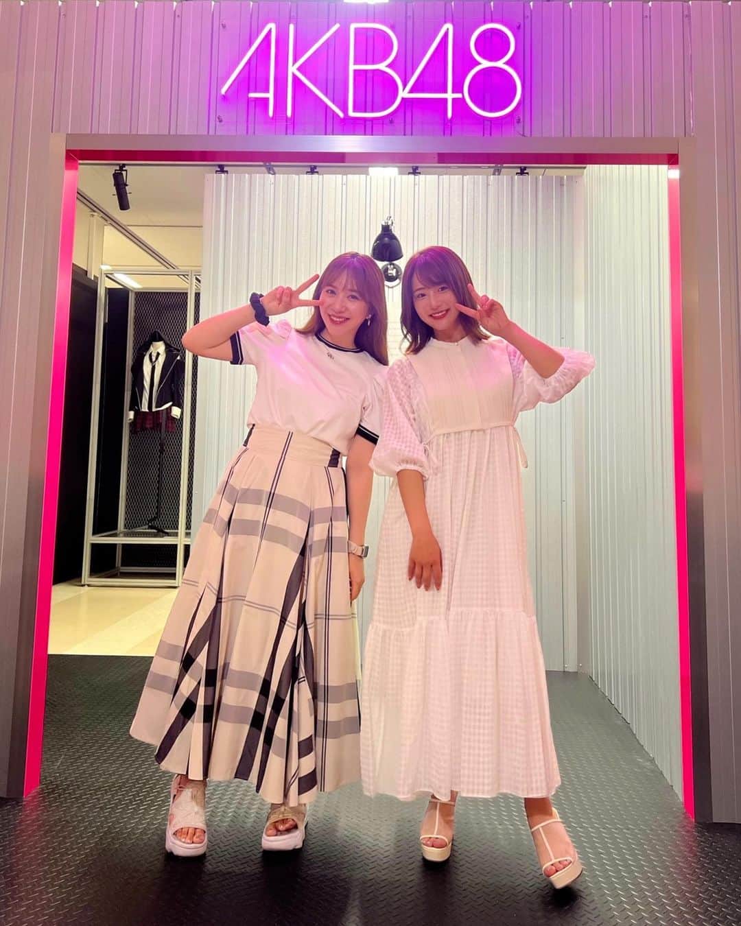 河西智美さんのインスタグラム写真 - (河西智美Instagram)「#AKB大衣装展 👗🩷 なっちゃんと行ってきました🥹 ️ 最終日に滑り込みセーフ！ 観に行けてよかったーーー♡ 入り口の1 ...