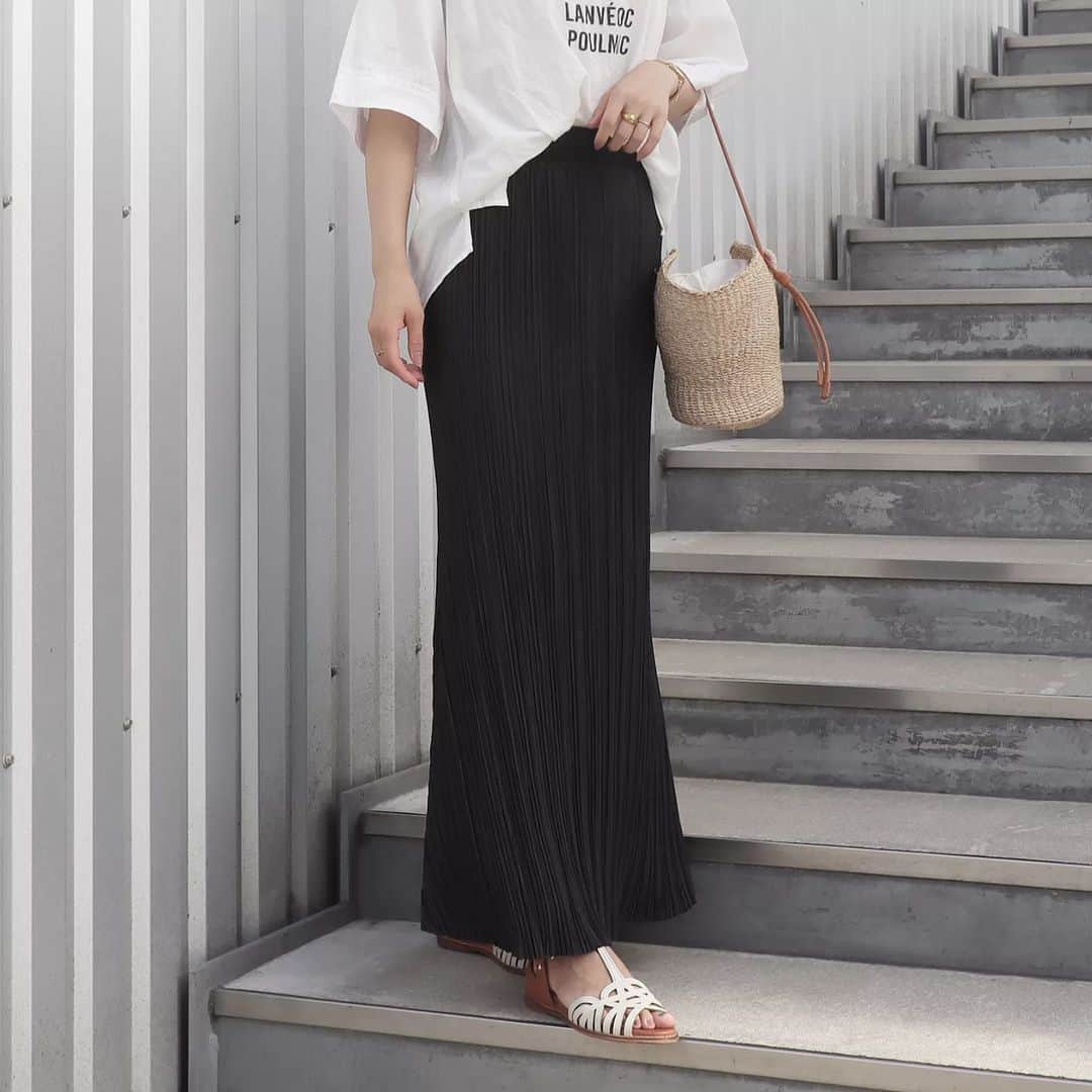 Eri Satoさんのインスタグラム写真 - (Eri SatoInstagram)「【white×blackコーデ】 · tops: @aquagarage bag ...