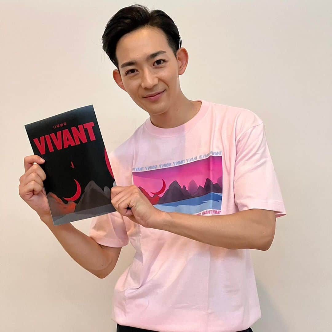 VIVANTさんのインスタグラム写真 - (VIVANTInstagram)「🔴𝟖/𝟏𝟑よる𝟗時！第𝟓話 𝟔𝟗分𝐒𝐏⚫️ 第4話の台本デザインTシャツは #竜星涼 さんに着ていただきました ...