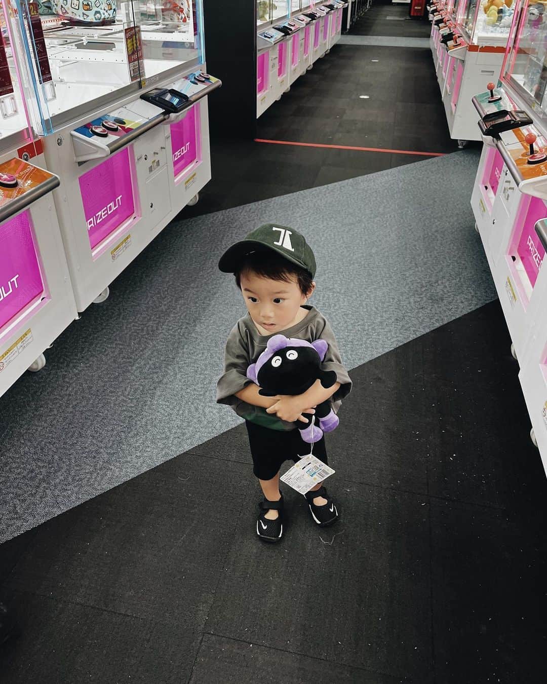 ukapiさんのインスタグラム写真 - (ukapiInstagram)「⠀ ⠀ ⠀ ぱぱっこ👦🏻♡ ⠀ 本日で1歳半に☝🏻 ⠀ ゲーセンしに行って、 バイキンマンとアンパンマンget ...