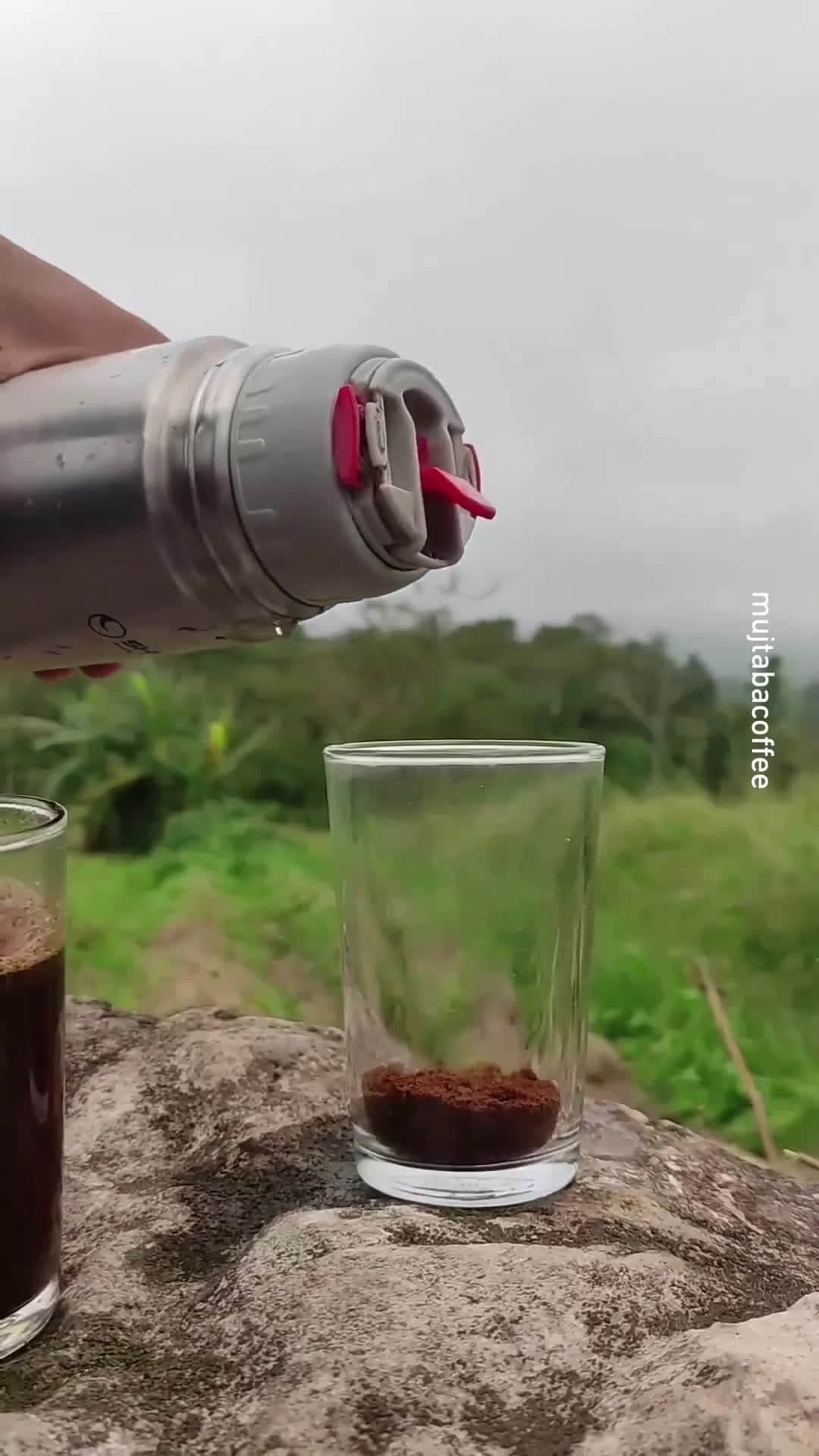 9GAGさんのインスタグラム動画 - (9GAGInstagram)「morning brew ☕️ 📹 @mujtabacoffee - #coffee #9gag #morningbrew ...