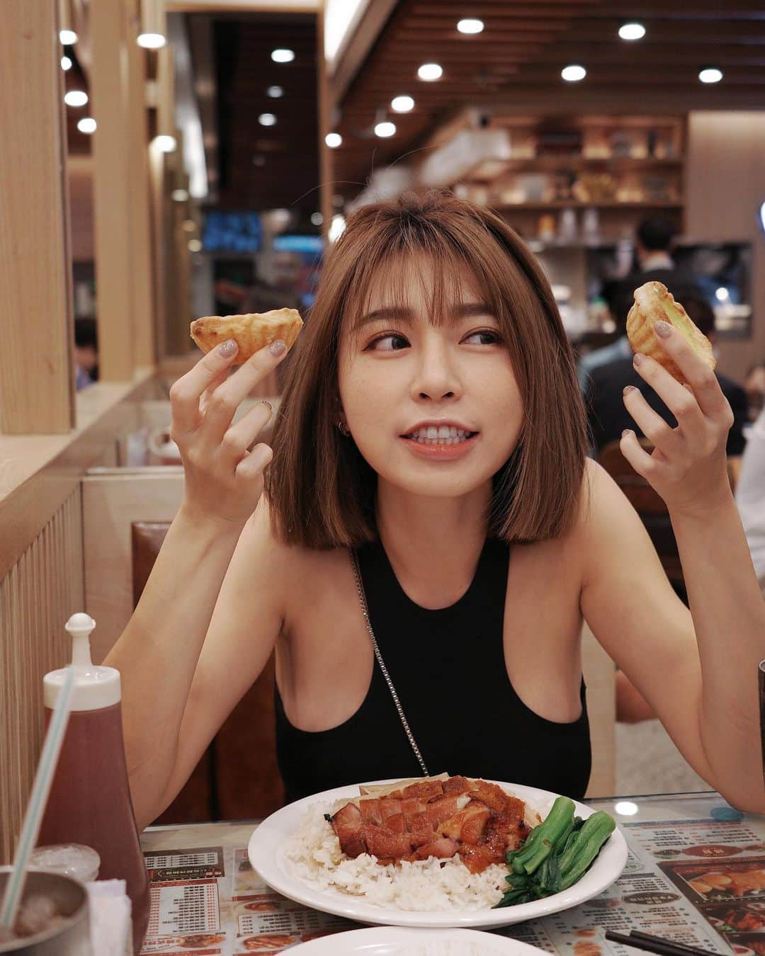 Miko Wongさんのインスタグラム写真 - (Miko WongInstagram)「我要一個食十個！！！！！蛋撻🐷 之前寫真宣傳時一直壓抑住想吃的慾望 這次回來香港 終於可以放肆 食茶記 ...