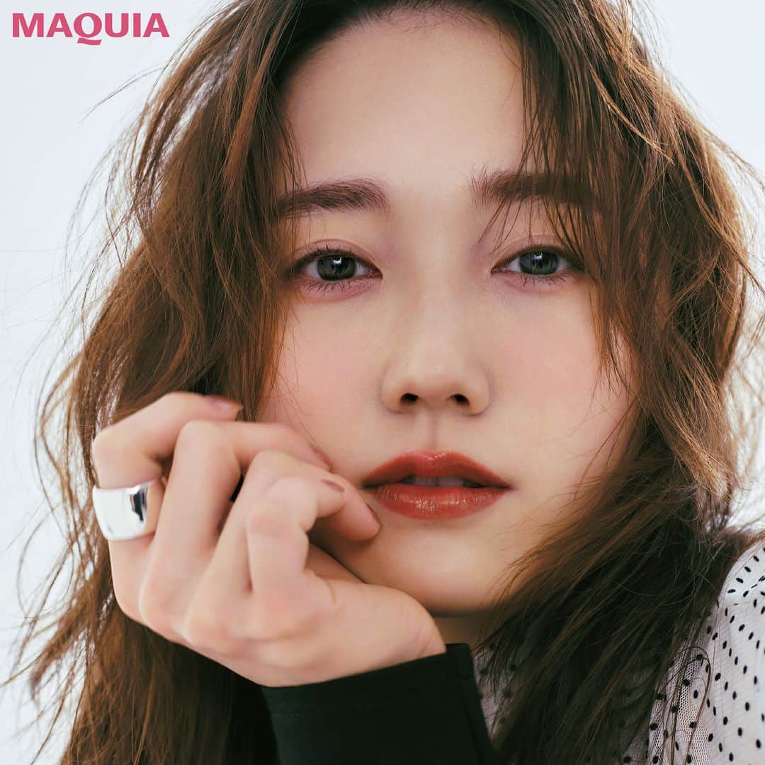 MAQUIA ONLINEさんのインスタグラム写真 - (MAQUIA ONLINEInstagram)「【大人のトレンド似合わせメイク】 💁‍♀️paku☆chanさん伝授「メイク濃度で配分 ...