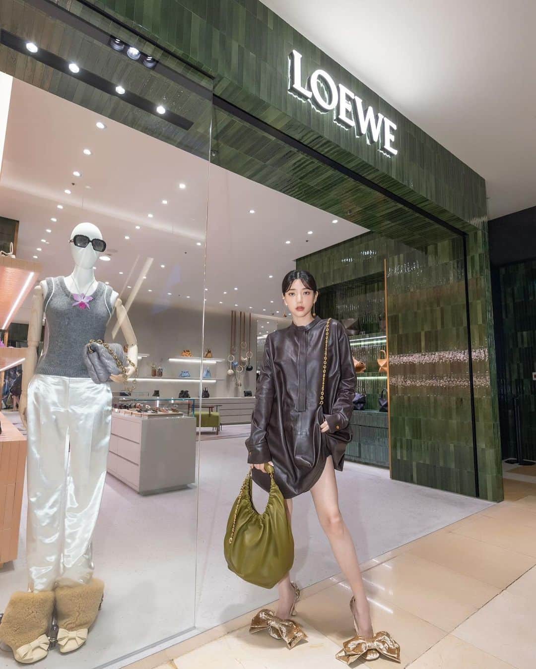 パフ・クオさんのインスタグラム写真 - (パフ・クオInstagram)「LOEWE 🌟台中新光三越 女裝專門店於 8月1日全面改裝 重新開幕🛍️ . . . @LOEWE #LOEWE # ...