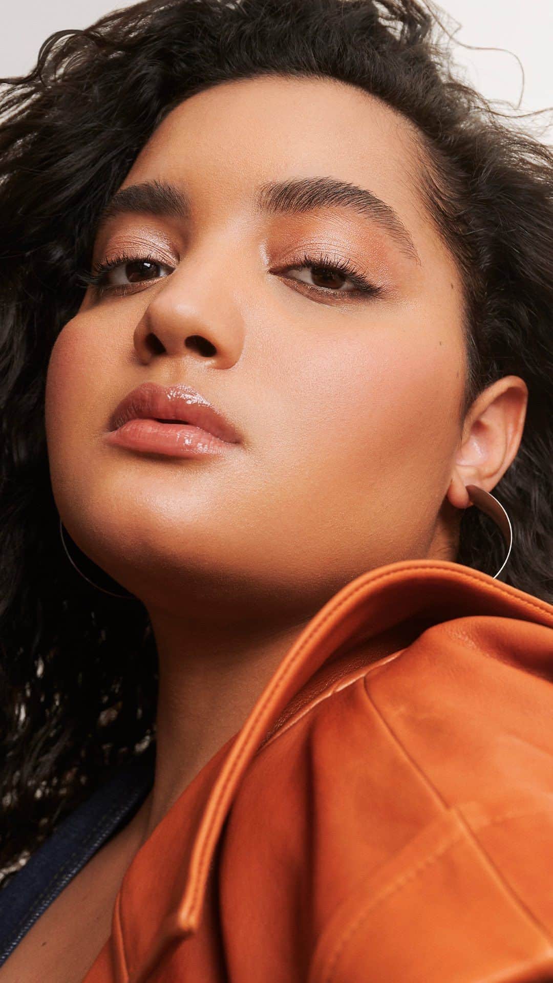 ボビイブラウンさんのインスタグラム動画 - (ボビイブラウンInstagram)「Easy on the eyes. Create this smokey copper look with a ...