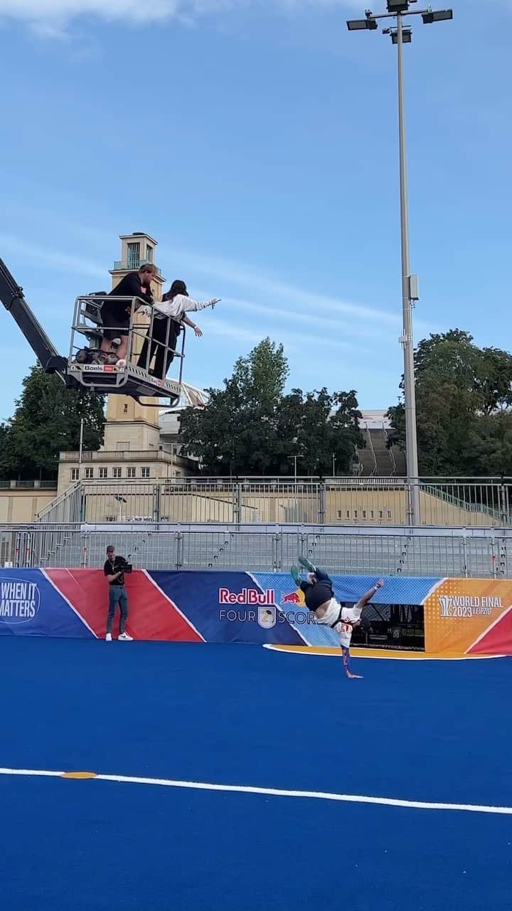 レッドブルさんのインスタグラム動画 - (レッドブルInstagram)「never drop the ball, not even from ...