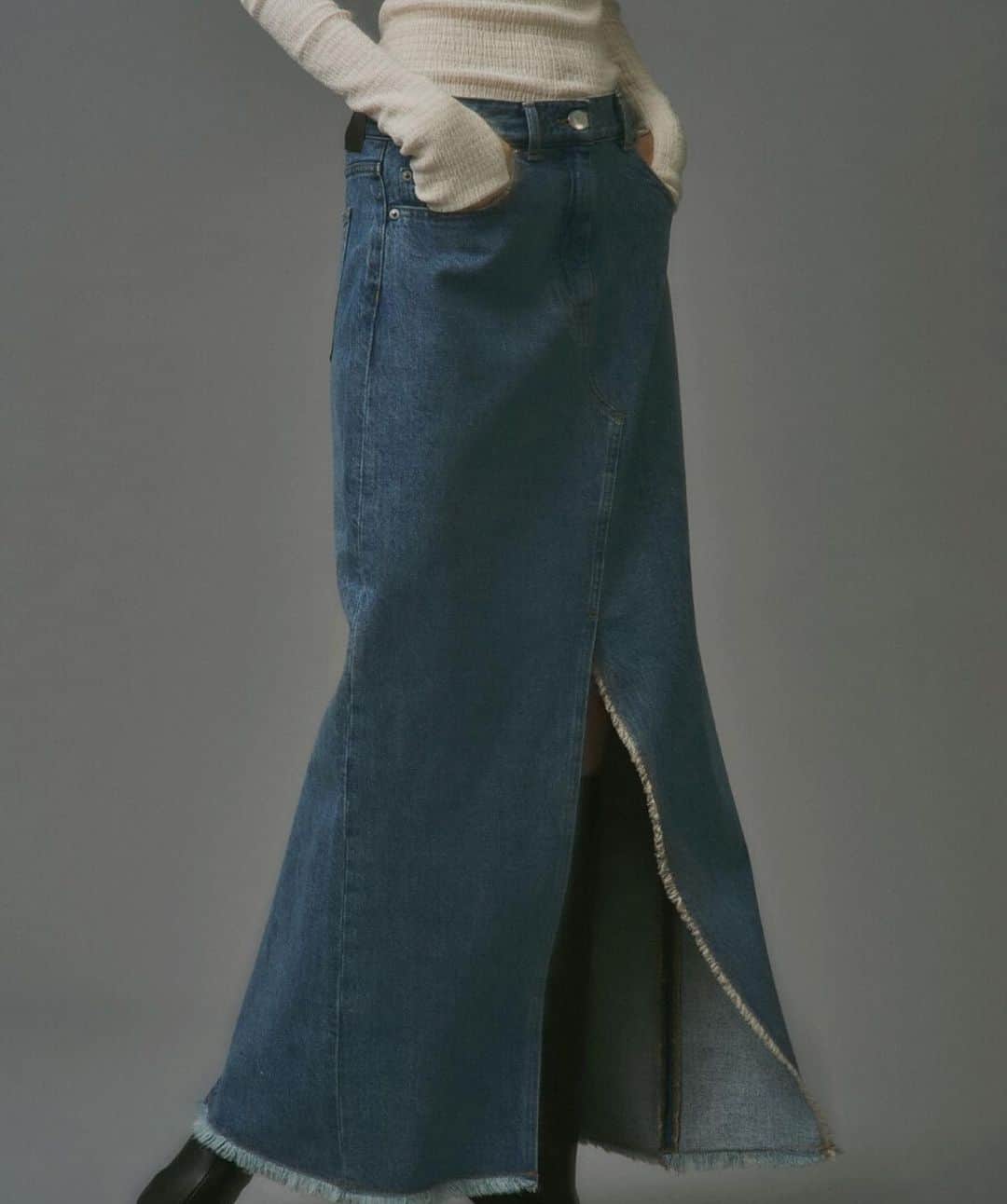 エストネーションさんのインスタグラム写真 - (エストネーションInstagram)「ローウエストでシックに演出する直線的なアイラインシルエット #4 DENIM SKIRT Denim ...