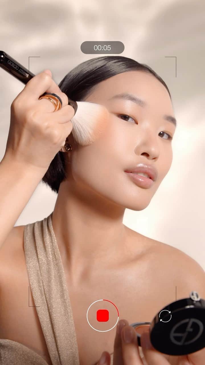 Armani Beautyさんのインスタグラム動画 - (Armani BeautyInstagram)「Peachy sun-kissed look. Capture the allure ...
