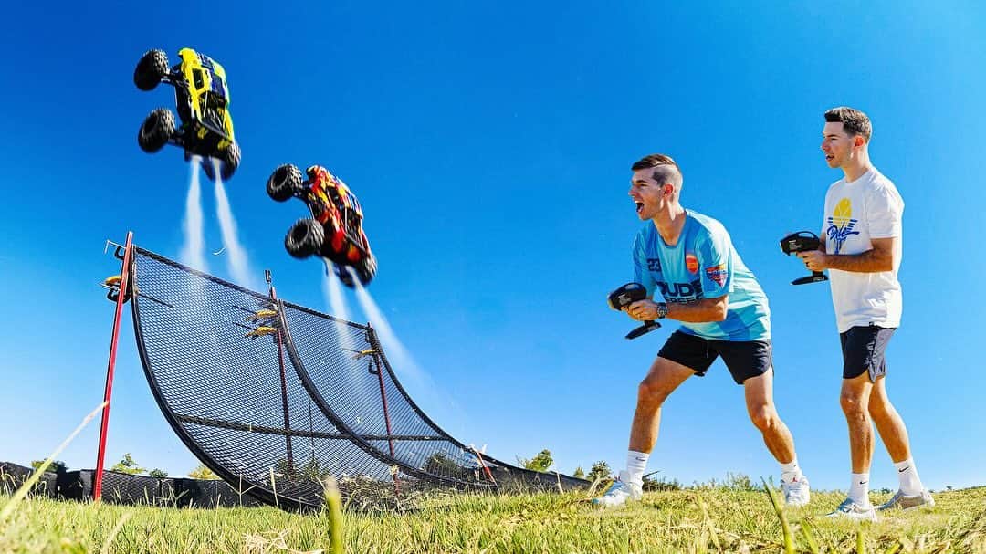 Dude Perfectさんのインスタグラム写真 - (Dude PerfectInstagram)「A battle between RC ...