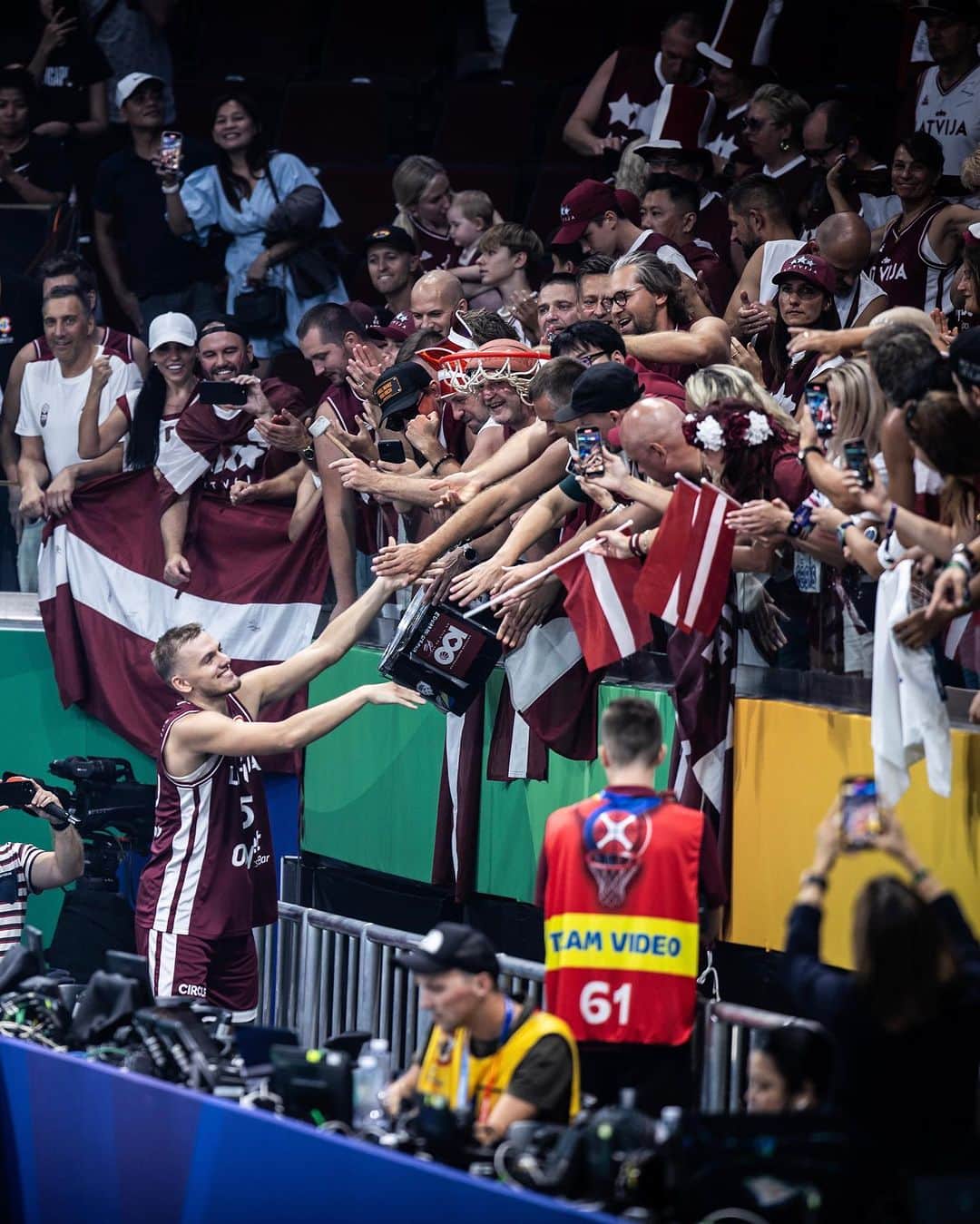 FIBAさんのインスタグラム写真 - (FIBAInstagram)「Future brighter than the sun ☀️ #FIBAWC x #WinForLatvia 🇱🇻」9月 ...