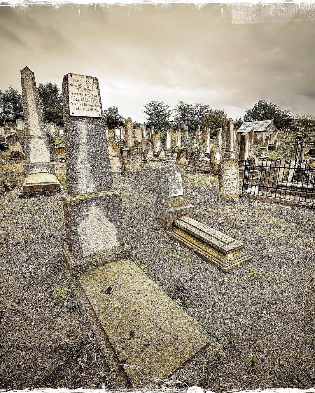 ロブ・モローさんのインスタグラム写真 - (ロブ・モローInstagram)「In #HarleuRomania (Moldova region) at the site of my ...